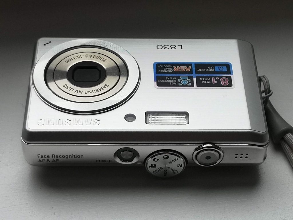 Stuck In The Middle -Samsung L830 Review - Canny Cameras